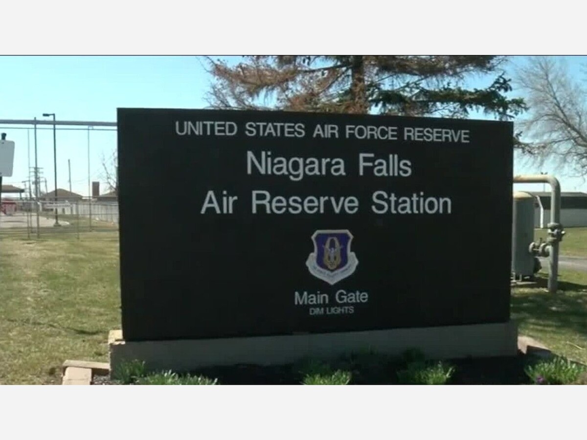 Flyover celebrates refuelers | Niagara Express